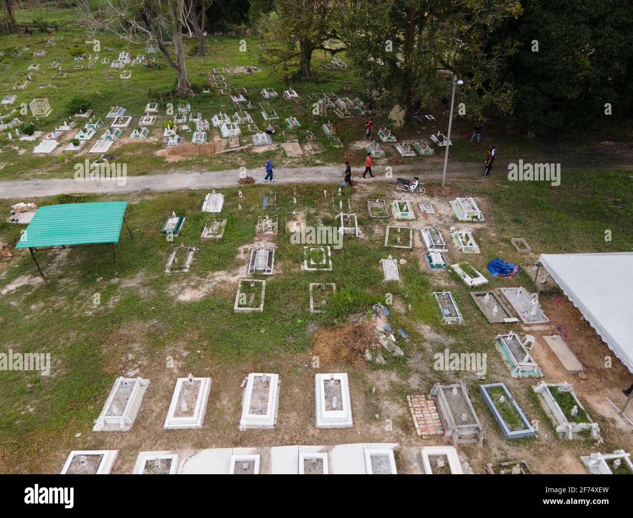 Muslim coffin shroud hi-res stock photography and images - Alamy