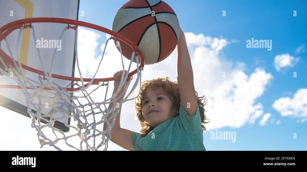 Kids playing basketball outside hi-res stock photography and images - Alamy