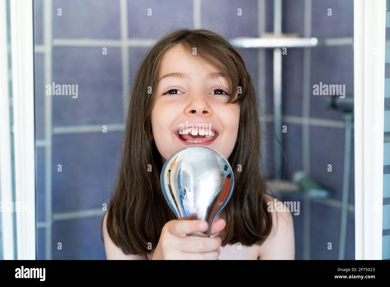 Girl sing hi-res stock photography and images - Alamy