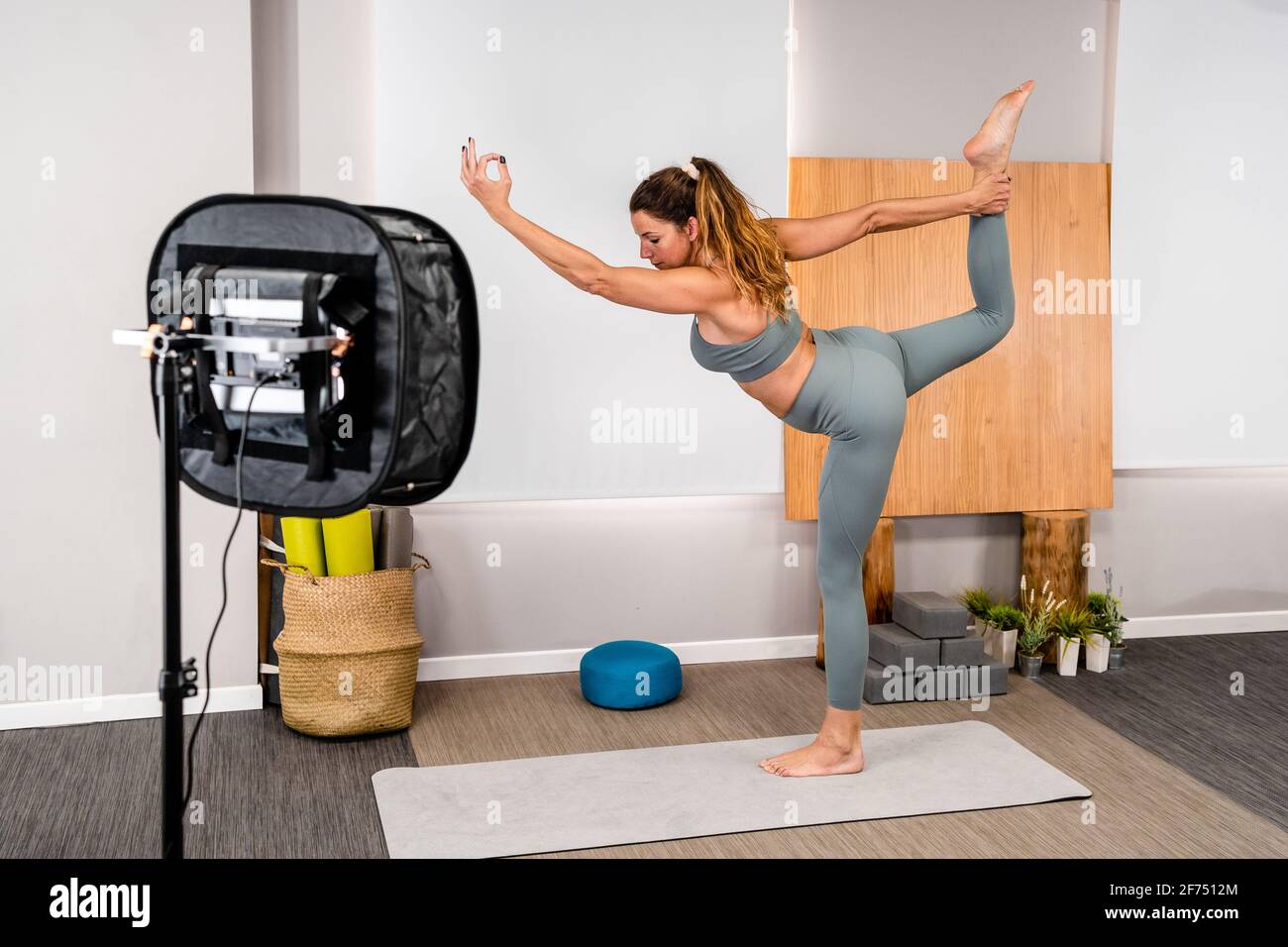 Dance tutorial hi-res stock photography and images - Alamy