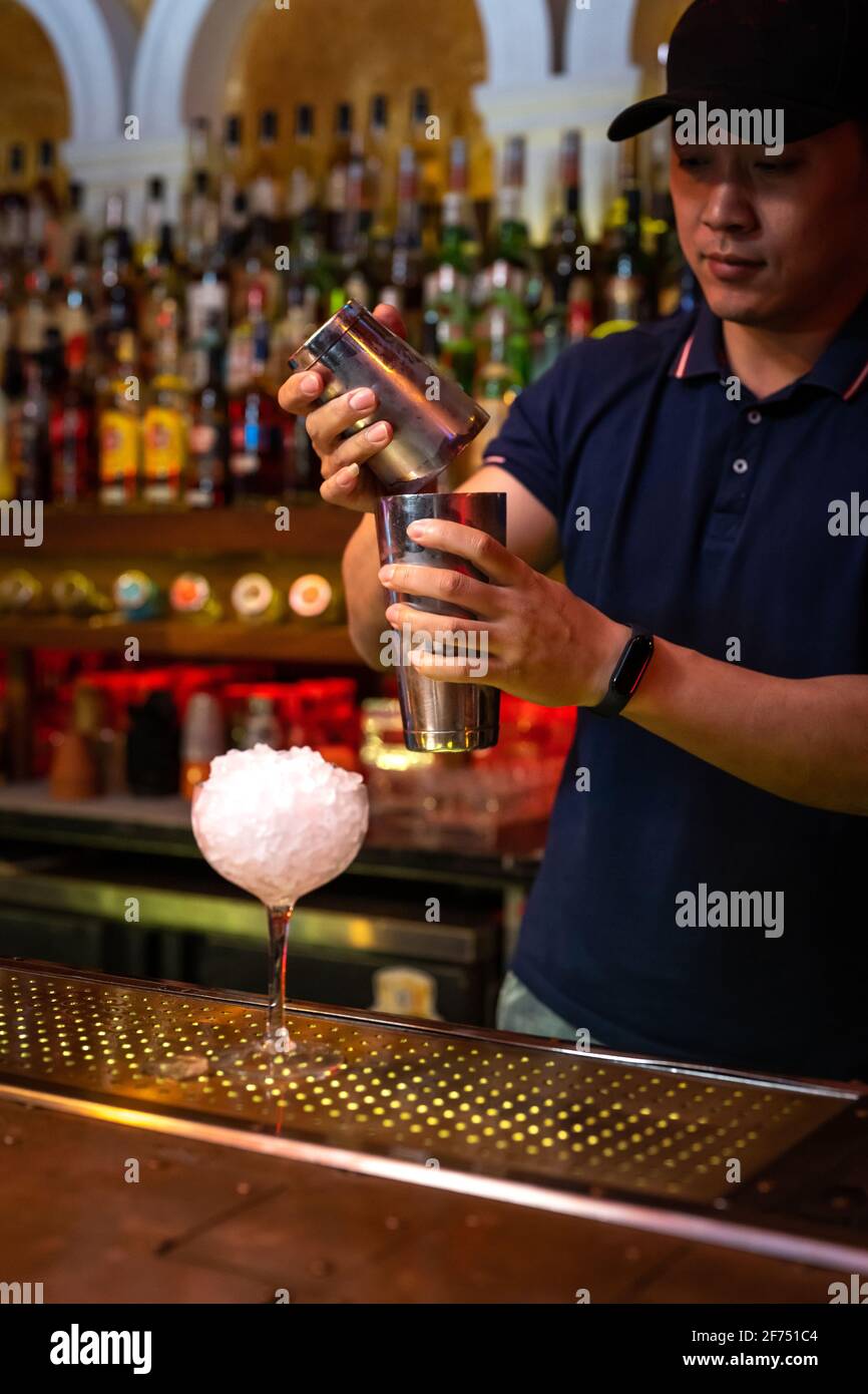Barman barista working bar waiter hi-res stock photography and images ...