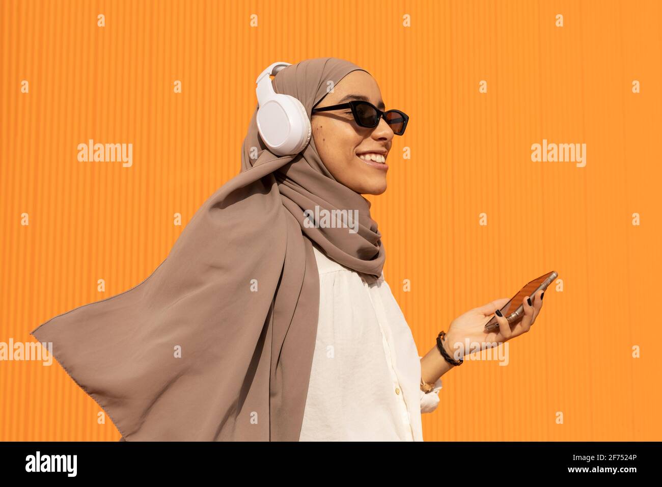 Side view portrait music hi-res stock photography and images - Alamy