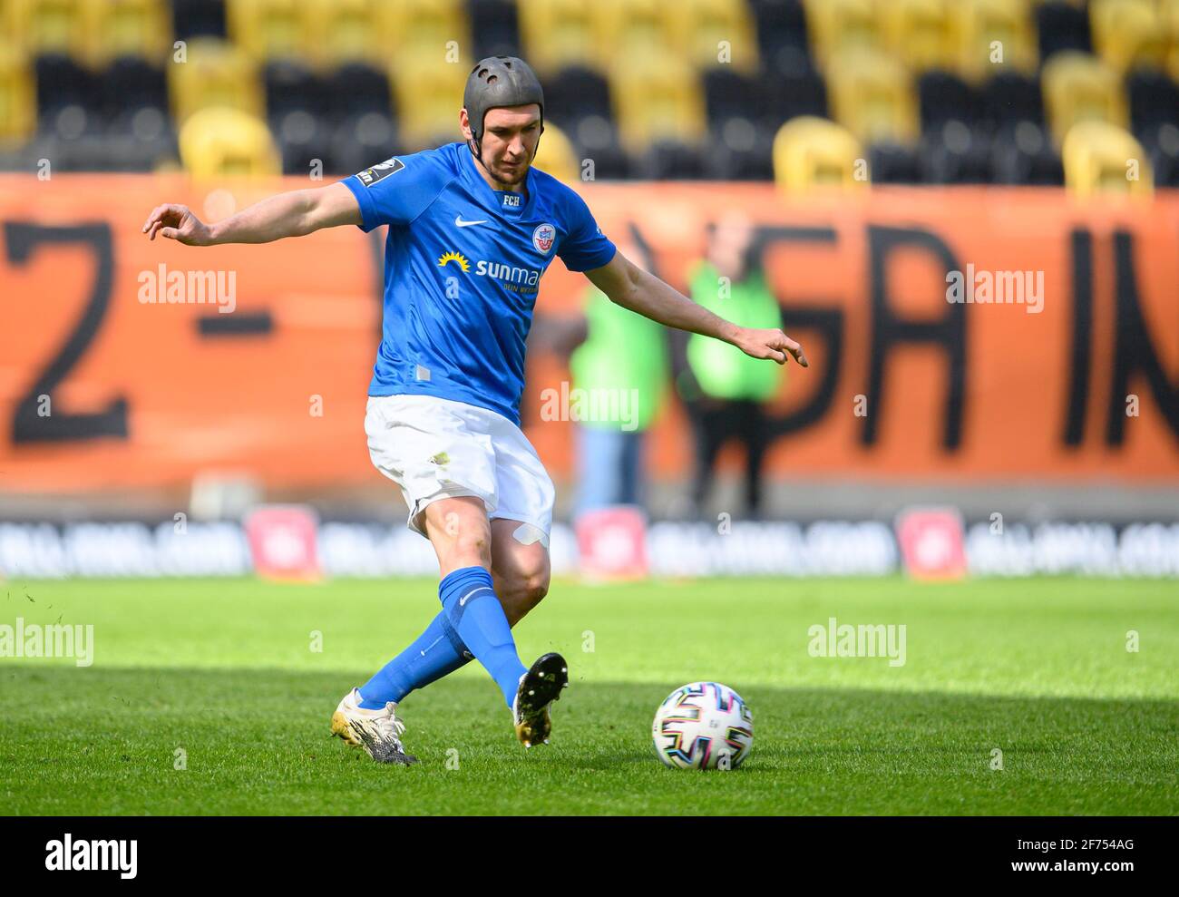 Dresden, Germany. 04th Apr, 2021. Football: 3. league, SG Dynamo ...