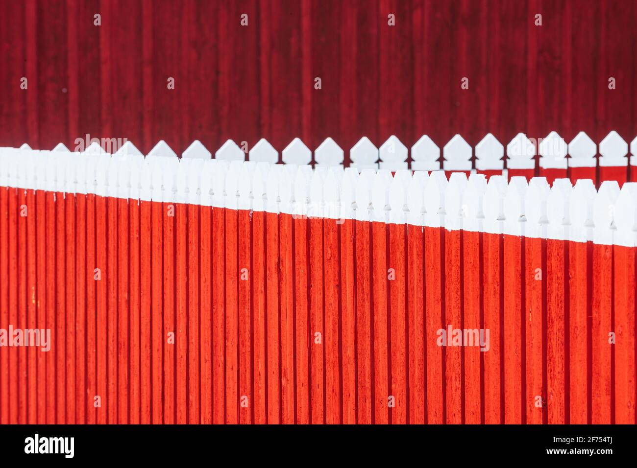 Fence in front building hi-res stock photography and images - Alamy