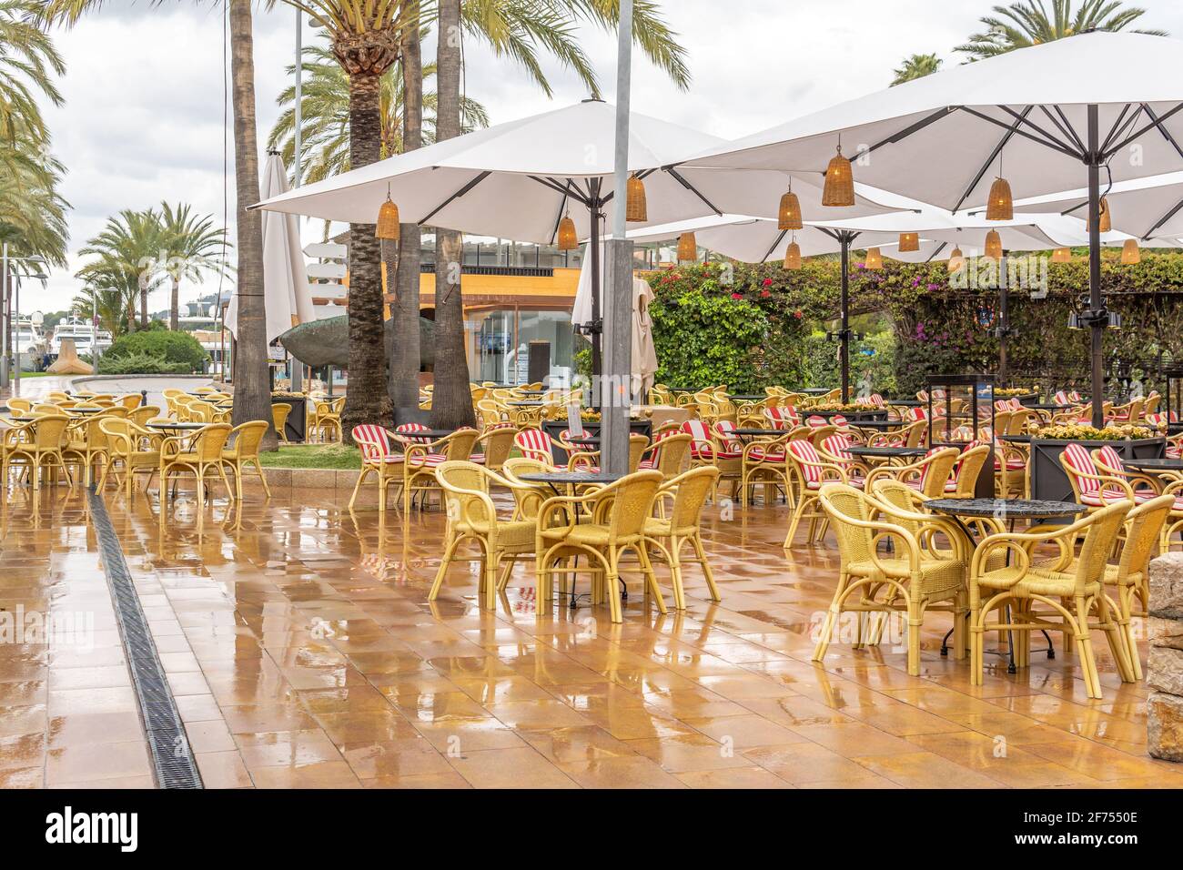 Cafe tables without people hi-res stock photography and images - Alamy