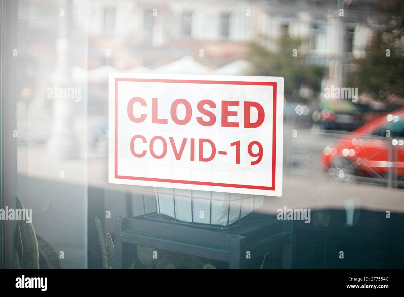 Temporarily closed sign shop window hi-res stock photography and images ...