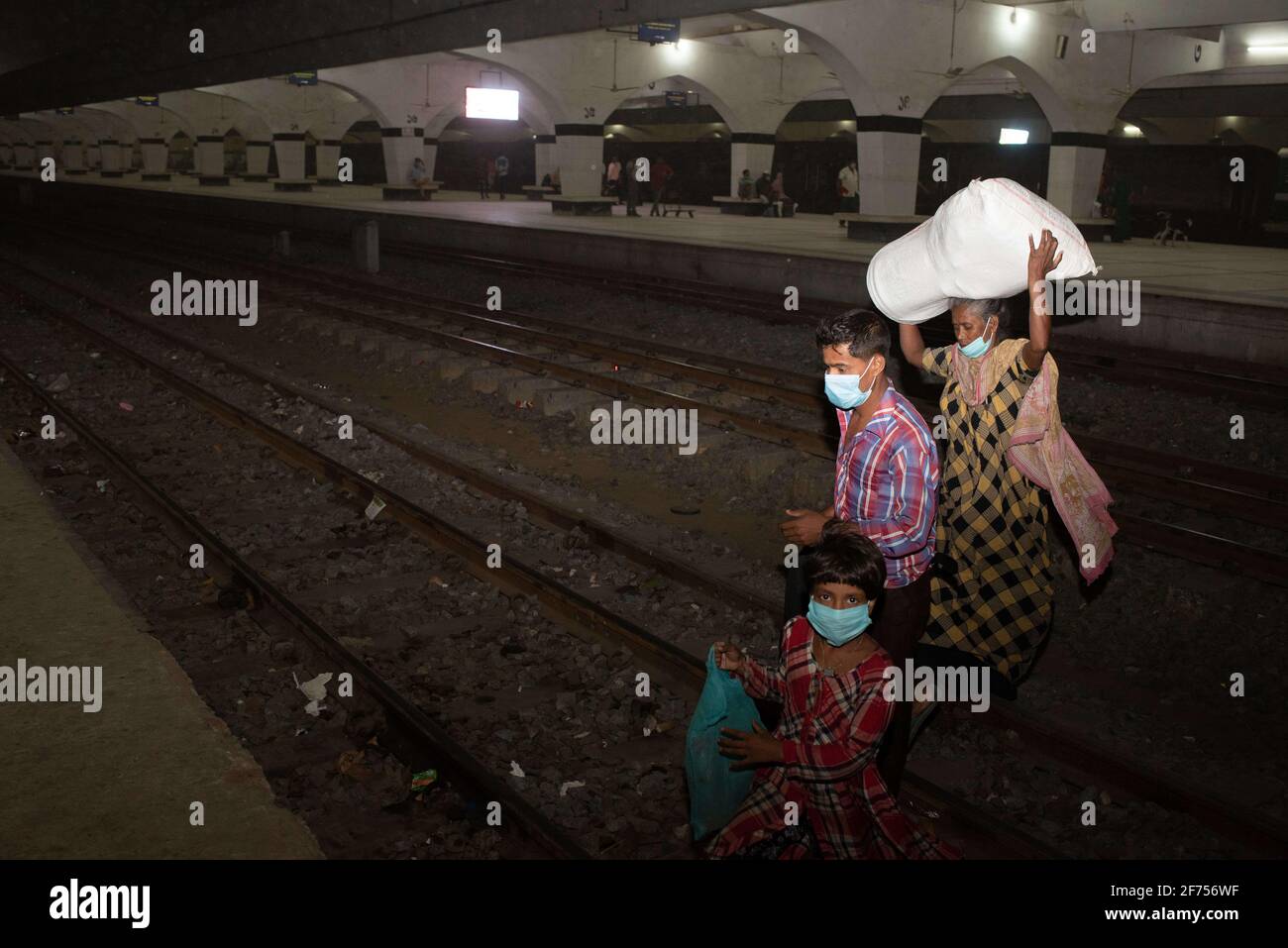 Dhaka, Dhaka, Bangladesh. 4th Apr, 2021. People gather at the Kamalapur ...