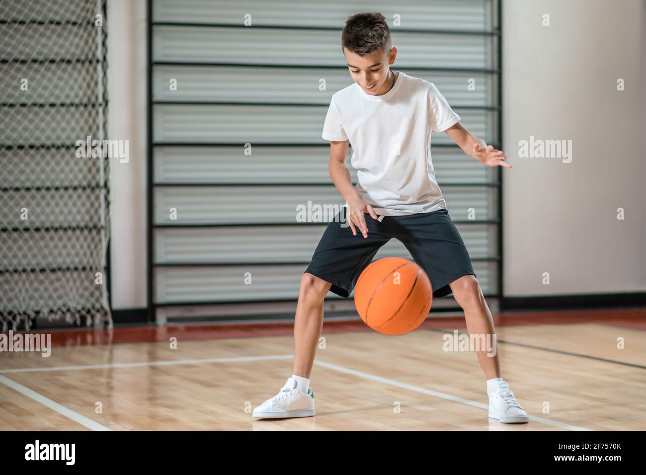 Teen playing basketball hi-res stock photography and images - Alamy