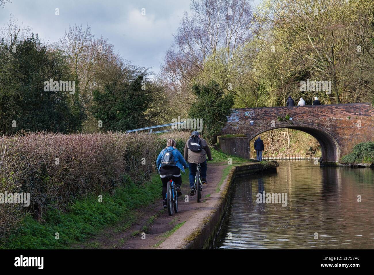 Cycling on union canal hi-res stock photography and images - Alamy