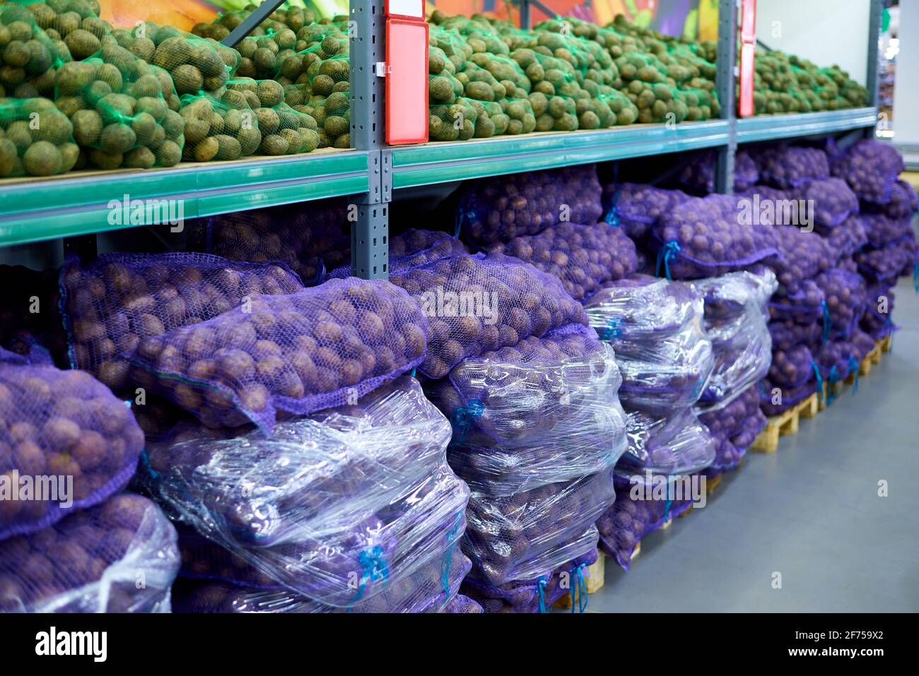 Rows of packed potatoes in a supermarket Stock Photo - Alamy