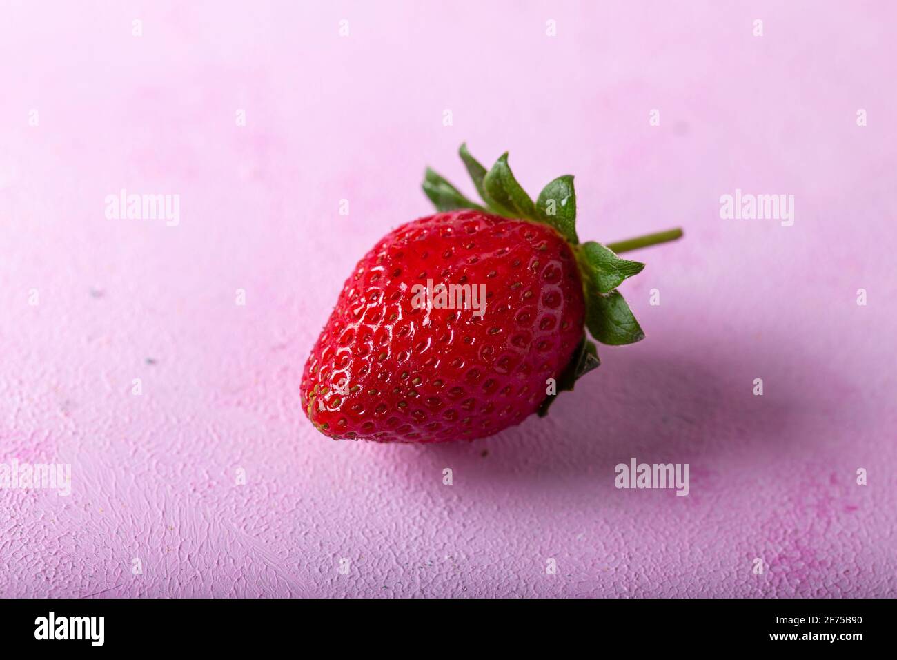 Pink strawberry pattern hi-res stock photography and images - Alamy