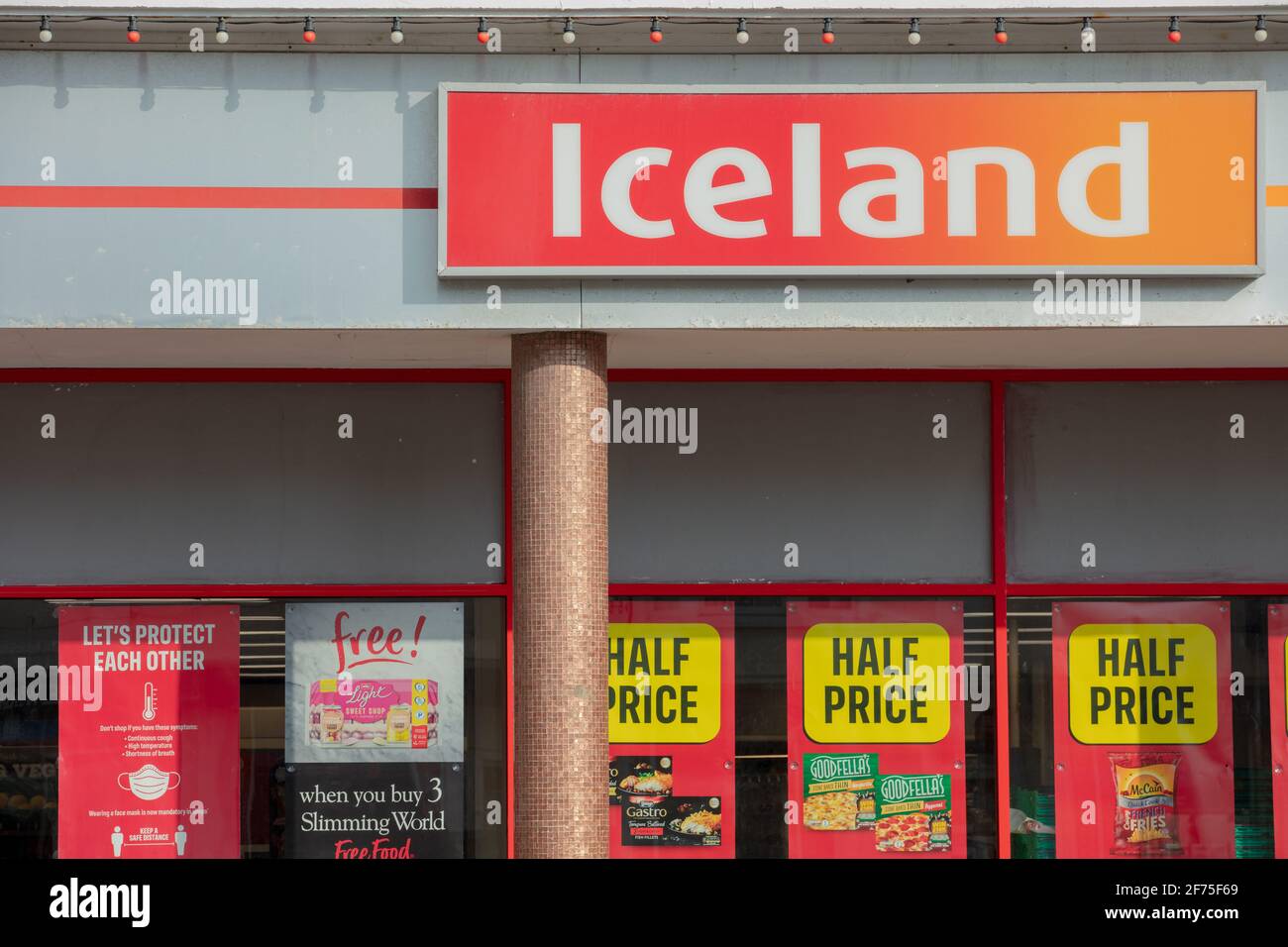 Iceland supermarket sign logo hi-res stock photography and images - Alamy