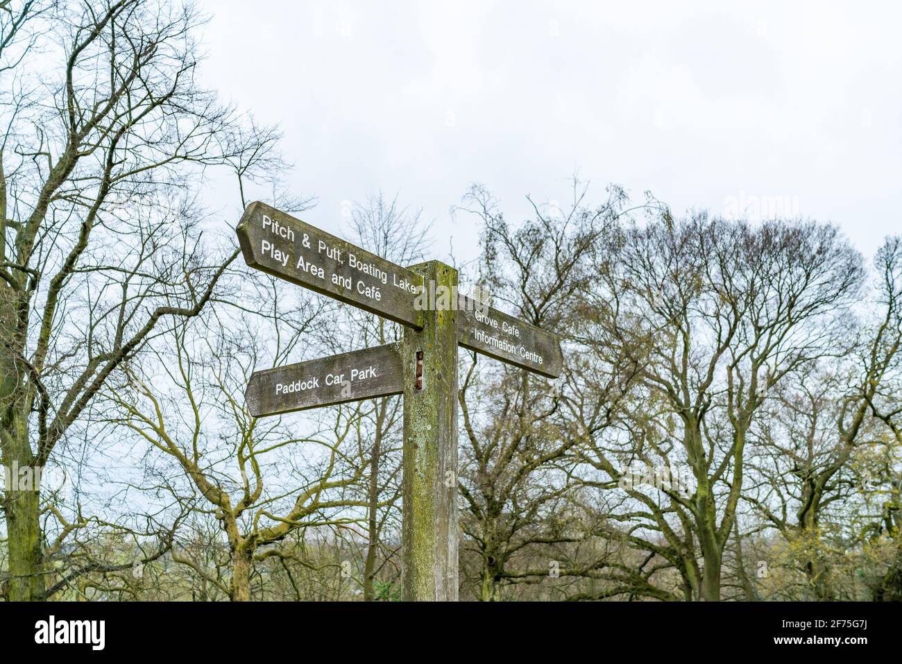 Old signpost london hi-res stock photography and images - Alamy
