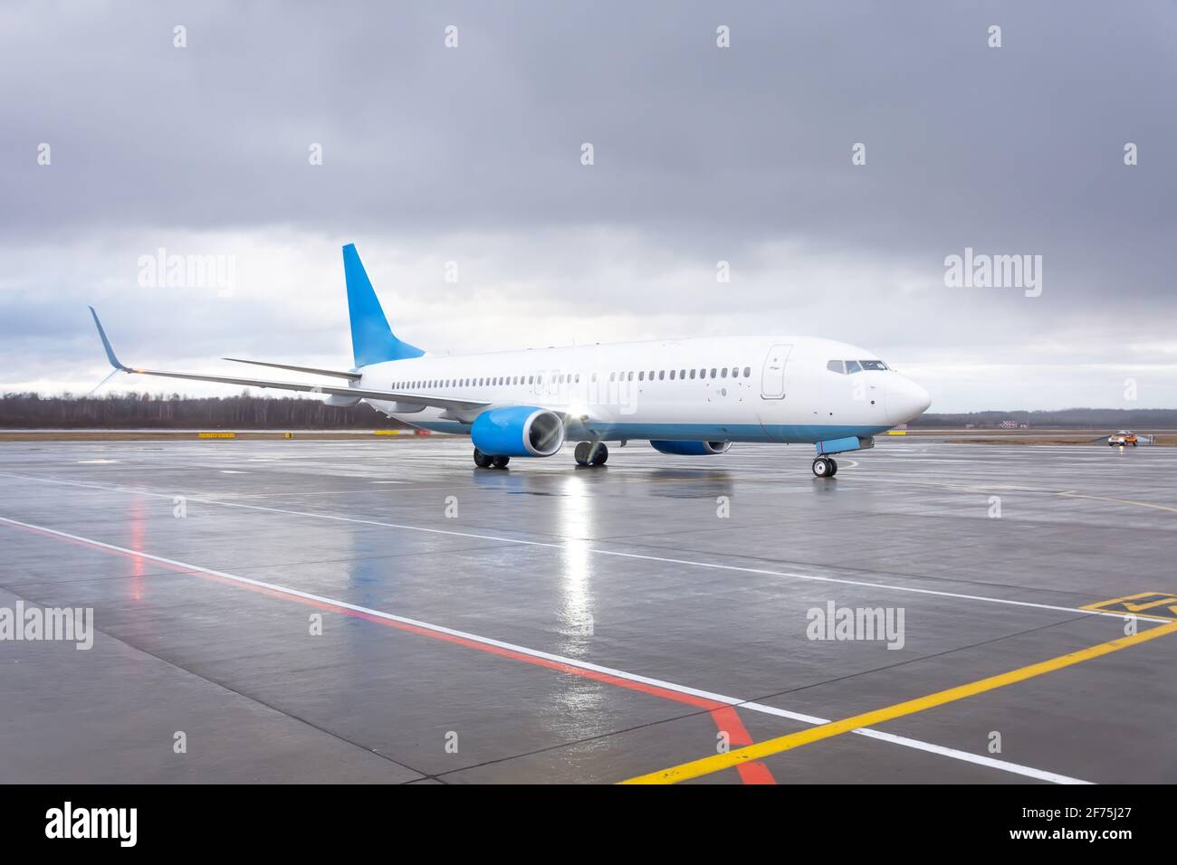 Aircraft landing on wet runway hi-res stock photography and images - Alamy