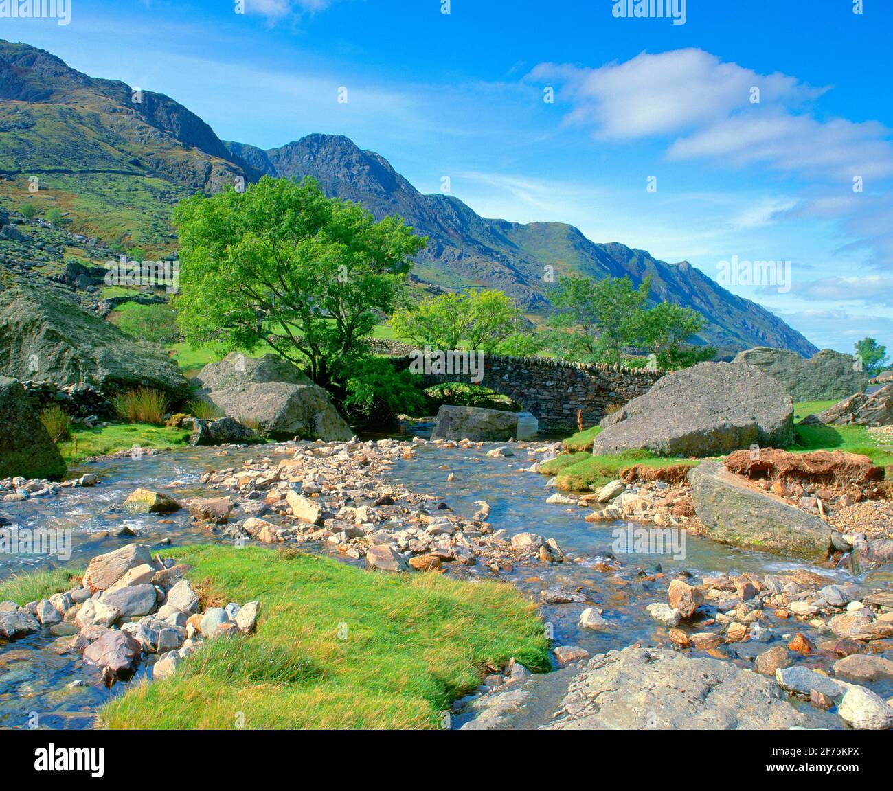 UK, Wales, Gwyned, Snowdonia National Park, Llanberis Pass, summer ...