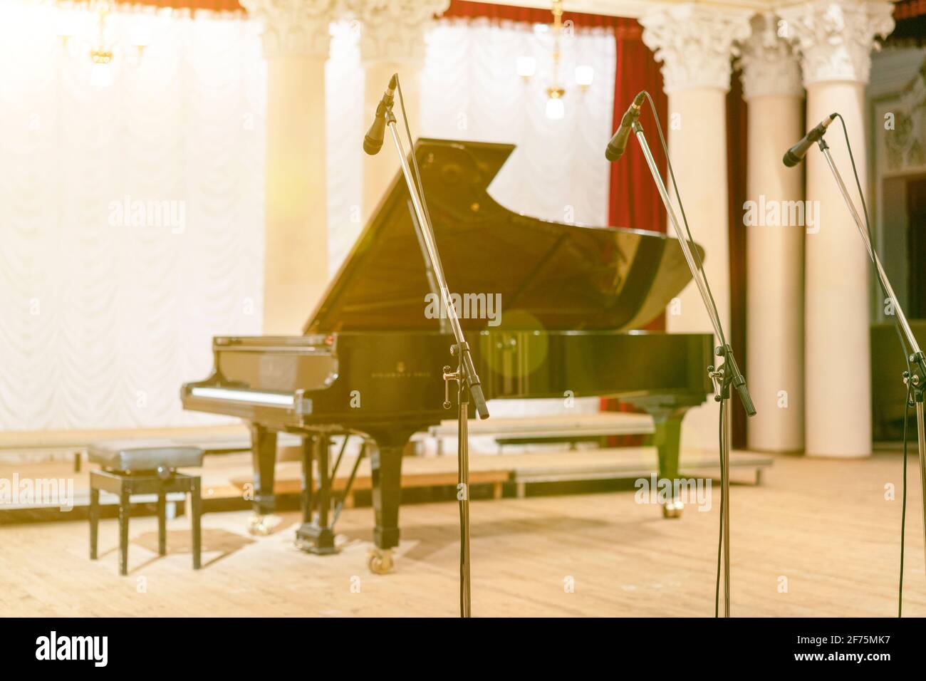 Grand Piano in Concert Hall. Piano standing on empty stage. opened ...