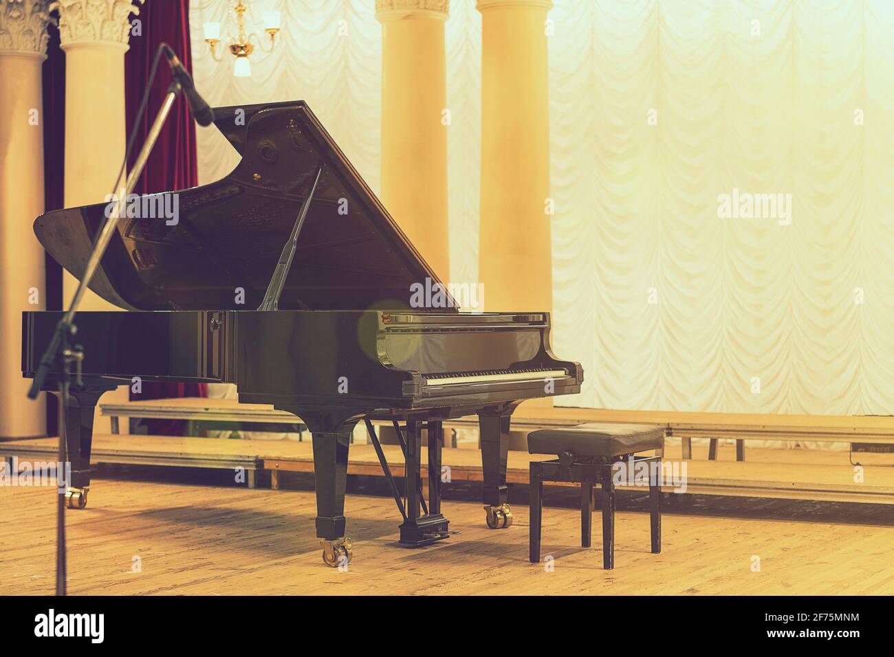 Grand Piano in Concert Hall. Piano standing on empty stage. opened ...