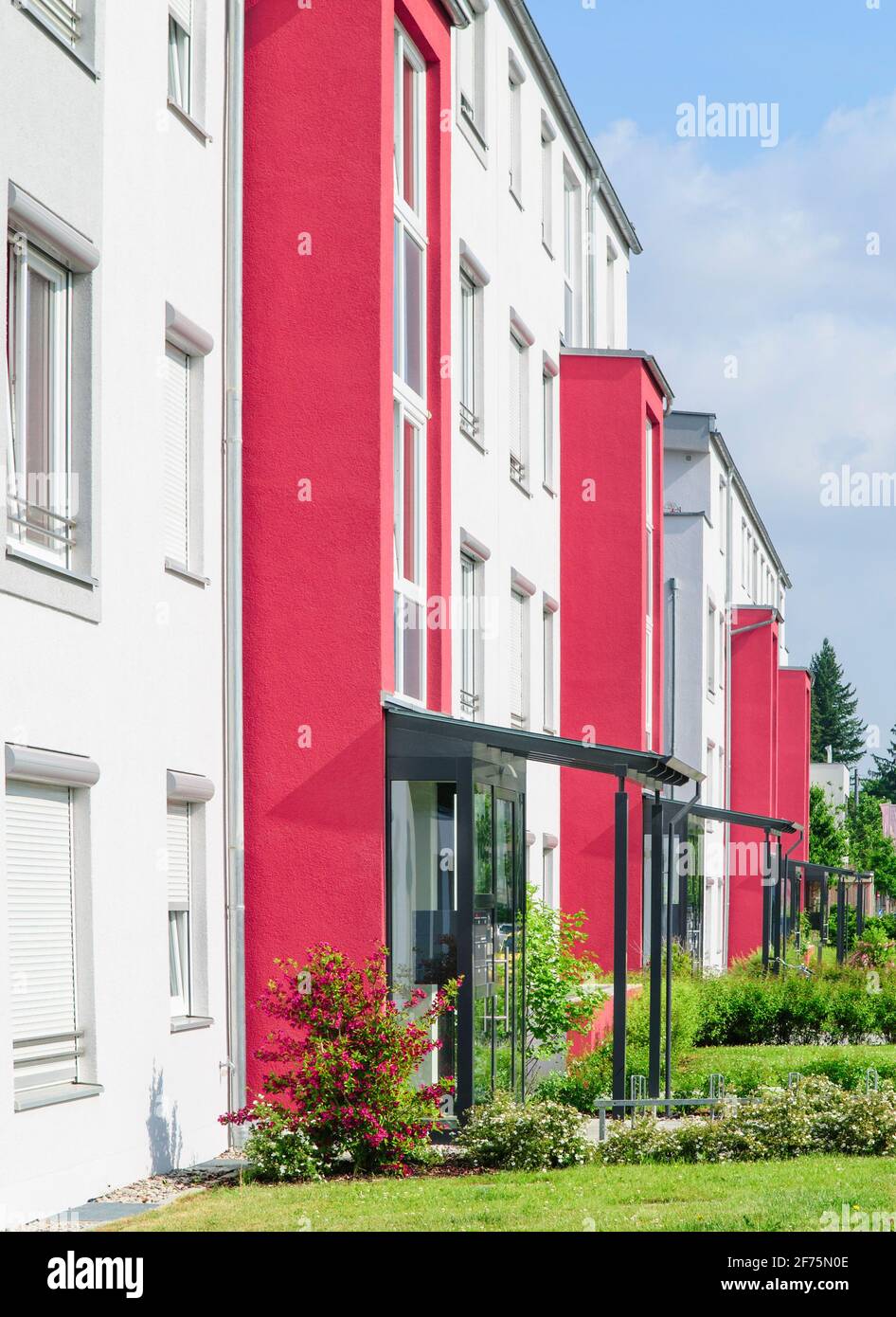 Modern family housing hi-res stock photography and images - Alamy