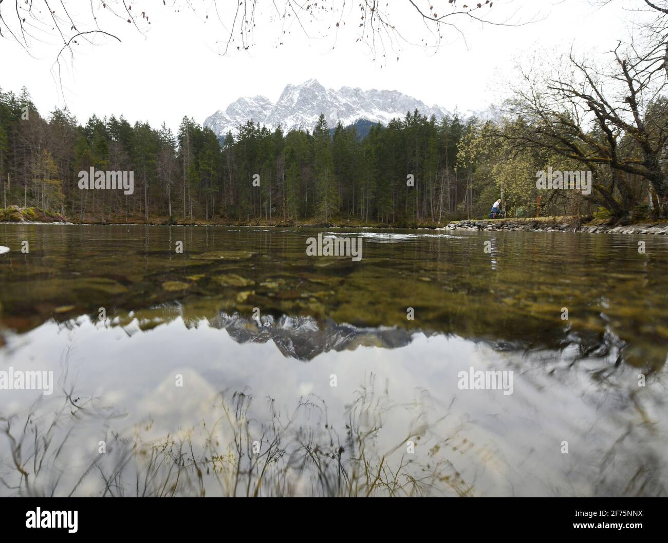 Garmisch Partenkirchen, Germany. 05th Apr, 2021. The snow-covered peaks ...