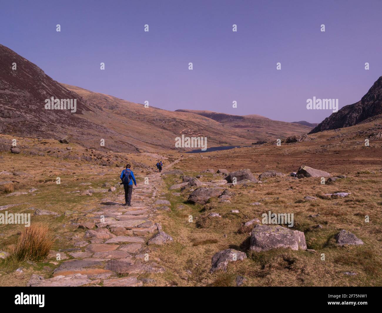 Walkers on Llyn idwal Circular Walk walking towards Llyn Idwal Cwm ...