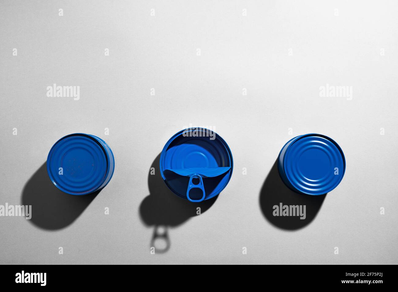 Blue tin can on gray background with shadow Stock Photo - Alamy