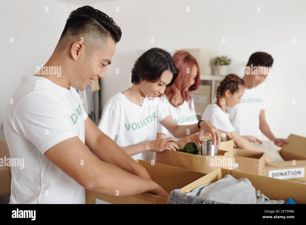 Asian refugees hi-res stock photography and images - Alamy