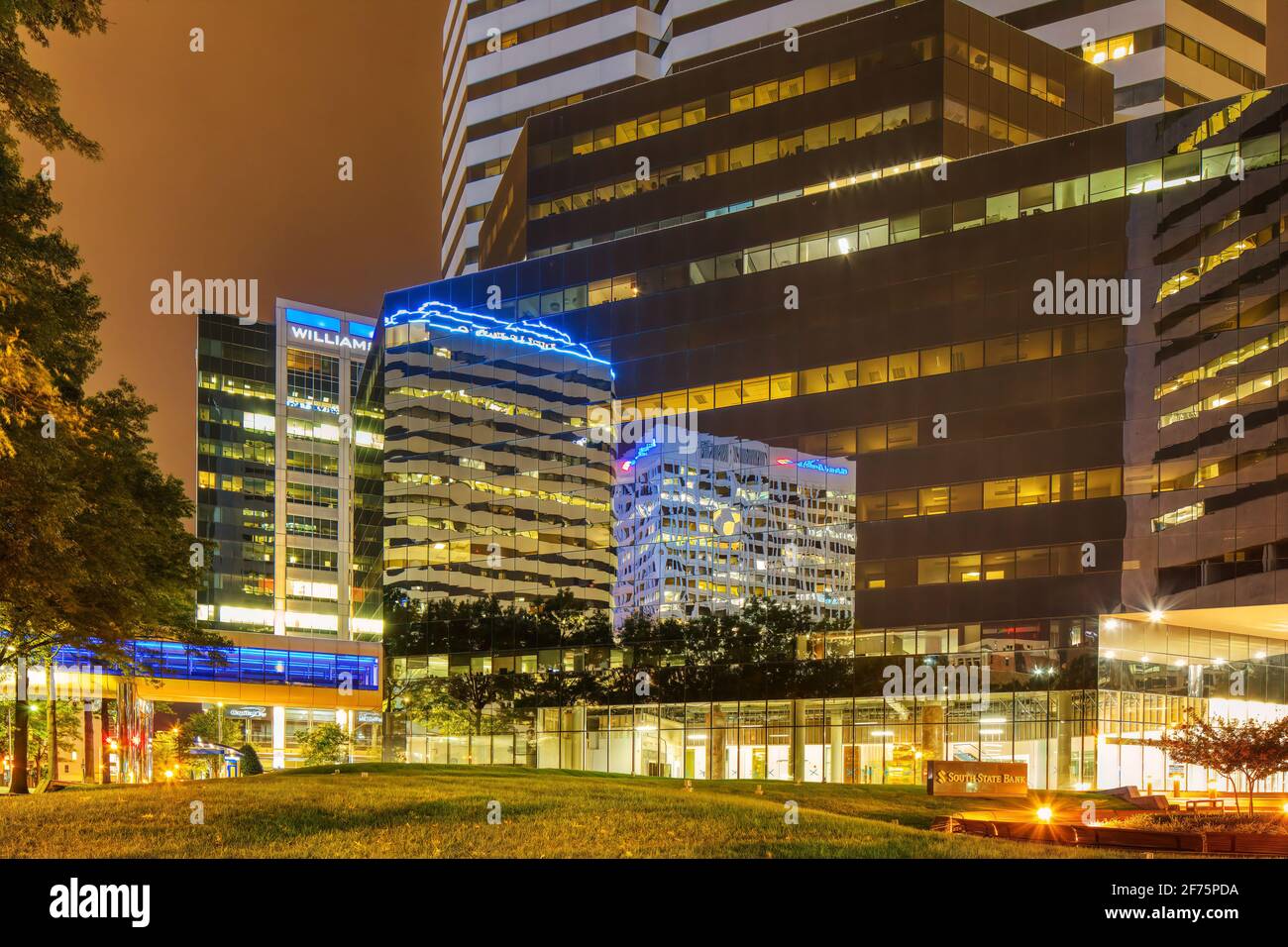 Facade office building night hi-res stock photography and images - Alamy
