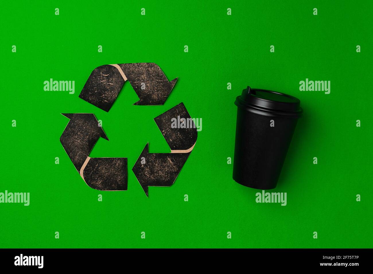 Disposable coffee cup and recycling sign on green background Stock ...
