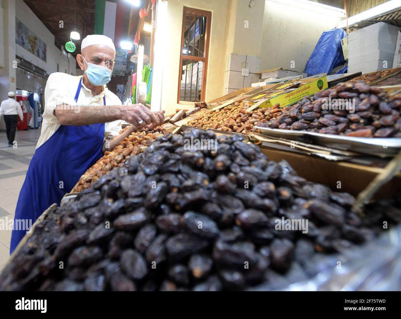 Kuwait City, Kuwait. 5th Apr, 2021. A vendor arranges dates for sale at ...