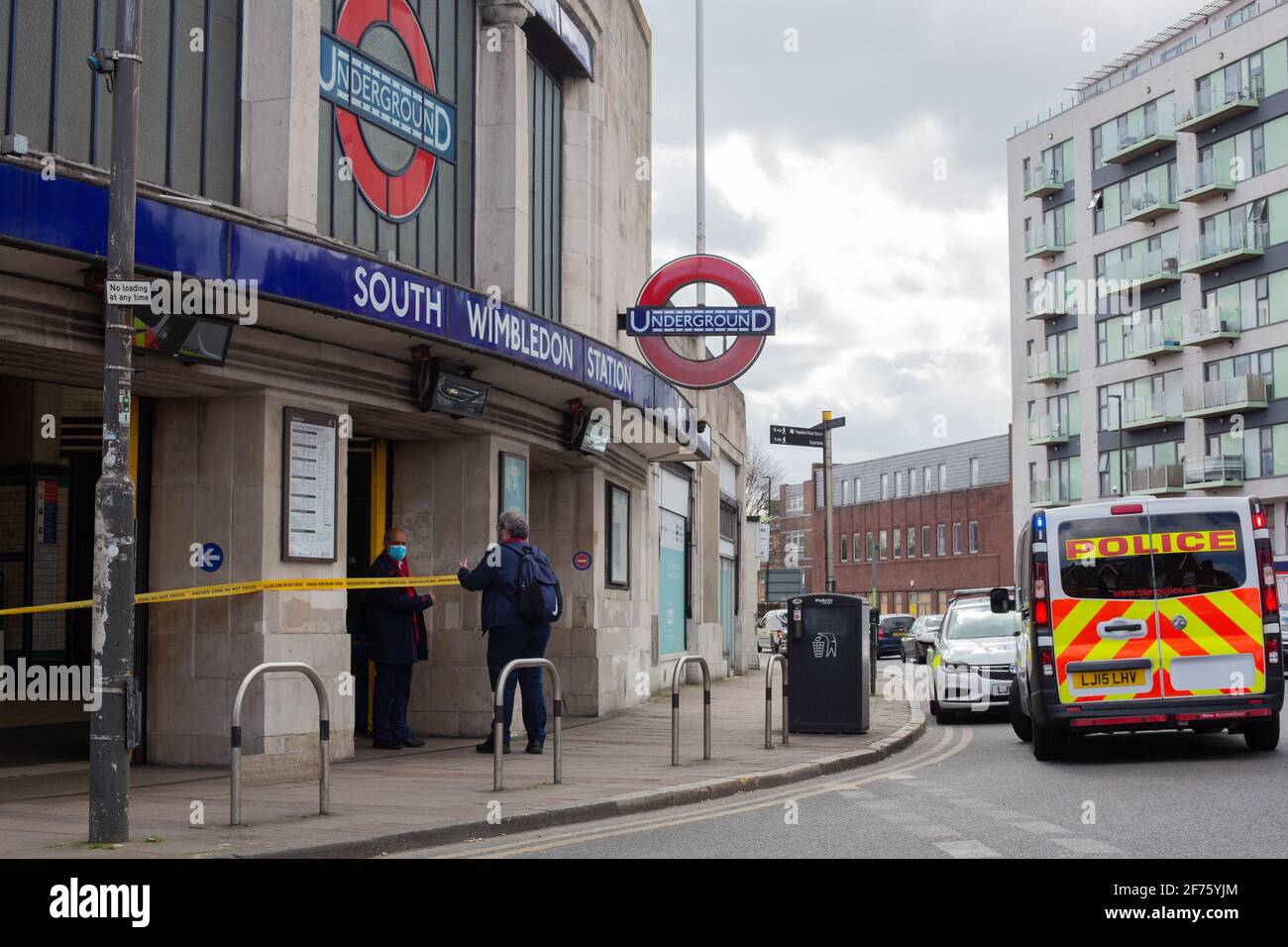 Wimbledon underground station hi-res stock photography and images - Alamy