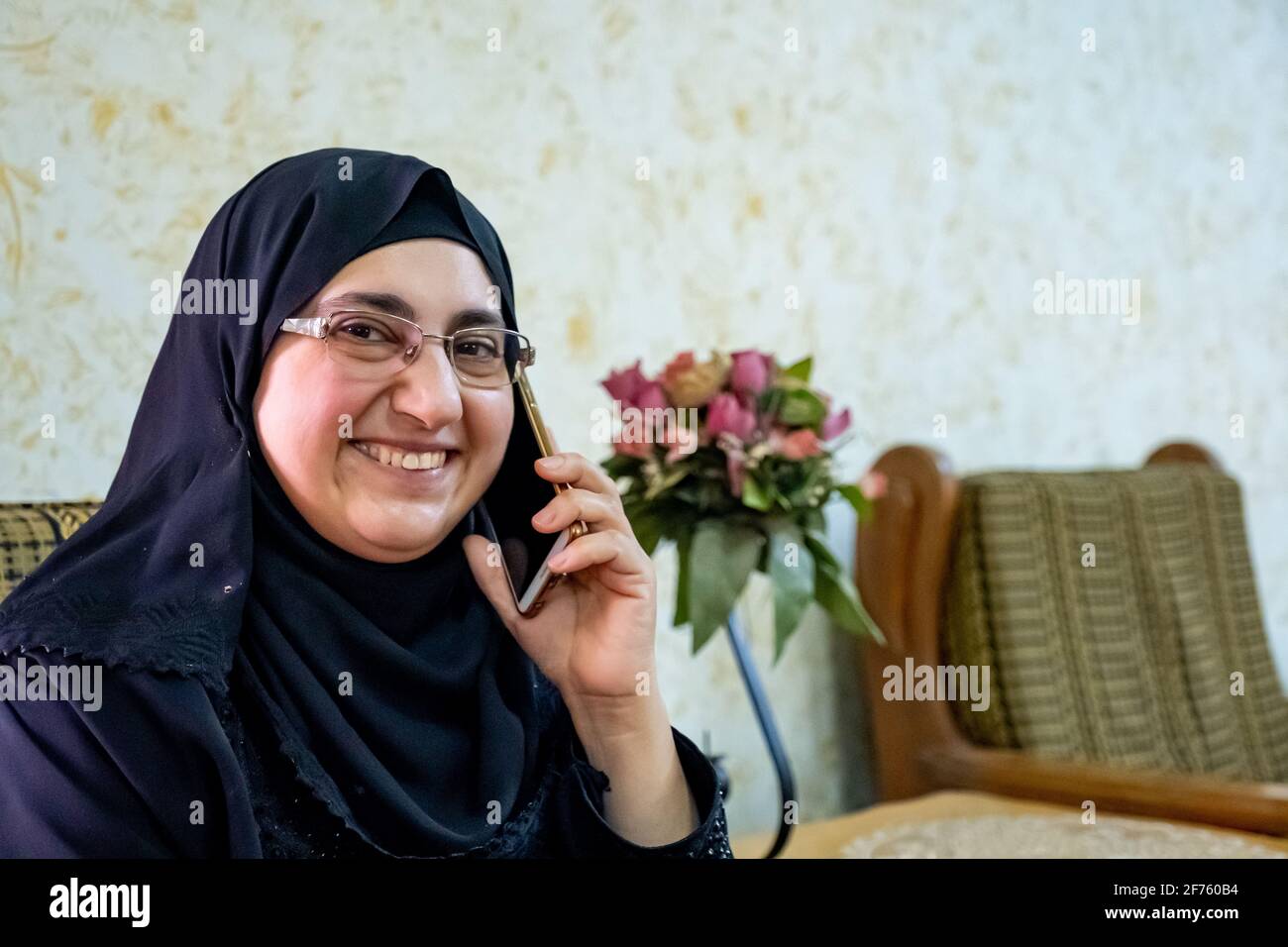 Arabic woman using phone Stock Photo - Alamy