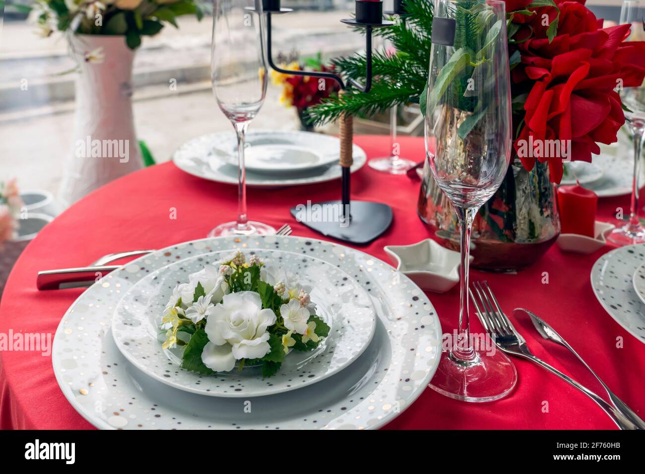 Red table setting hi-res stock photography and images - Alamy