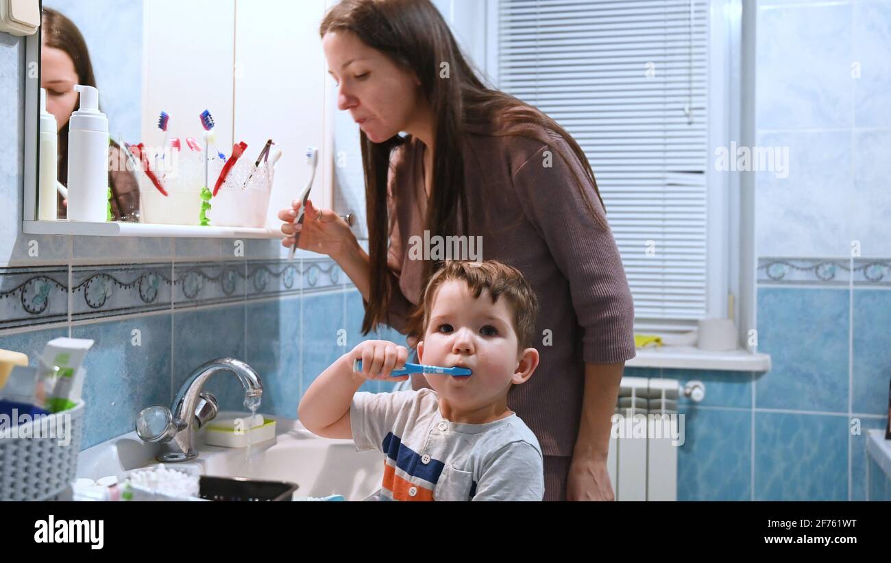 Son mother brushing teeth hi-res stock photography and images - Alamy