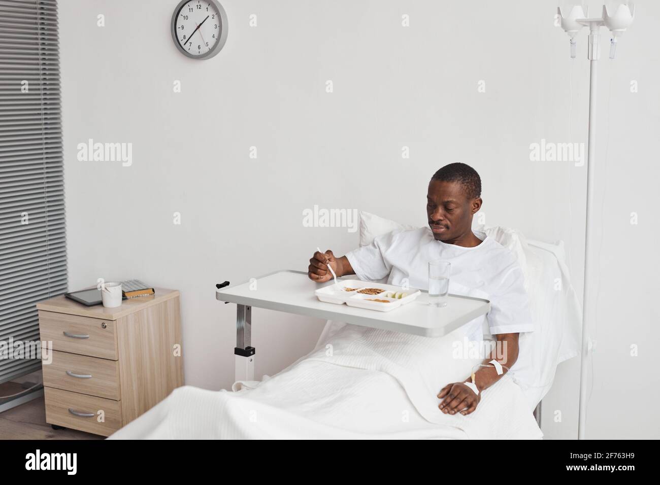 Black man in hospital bed hi-res stock photography and images - Alamy