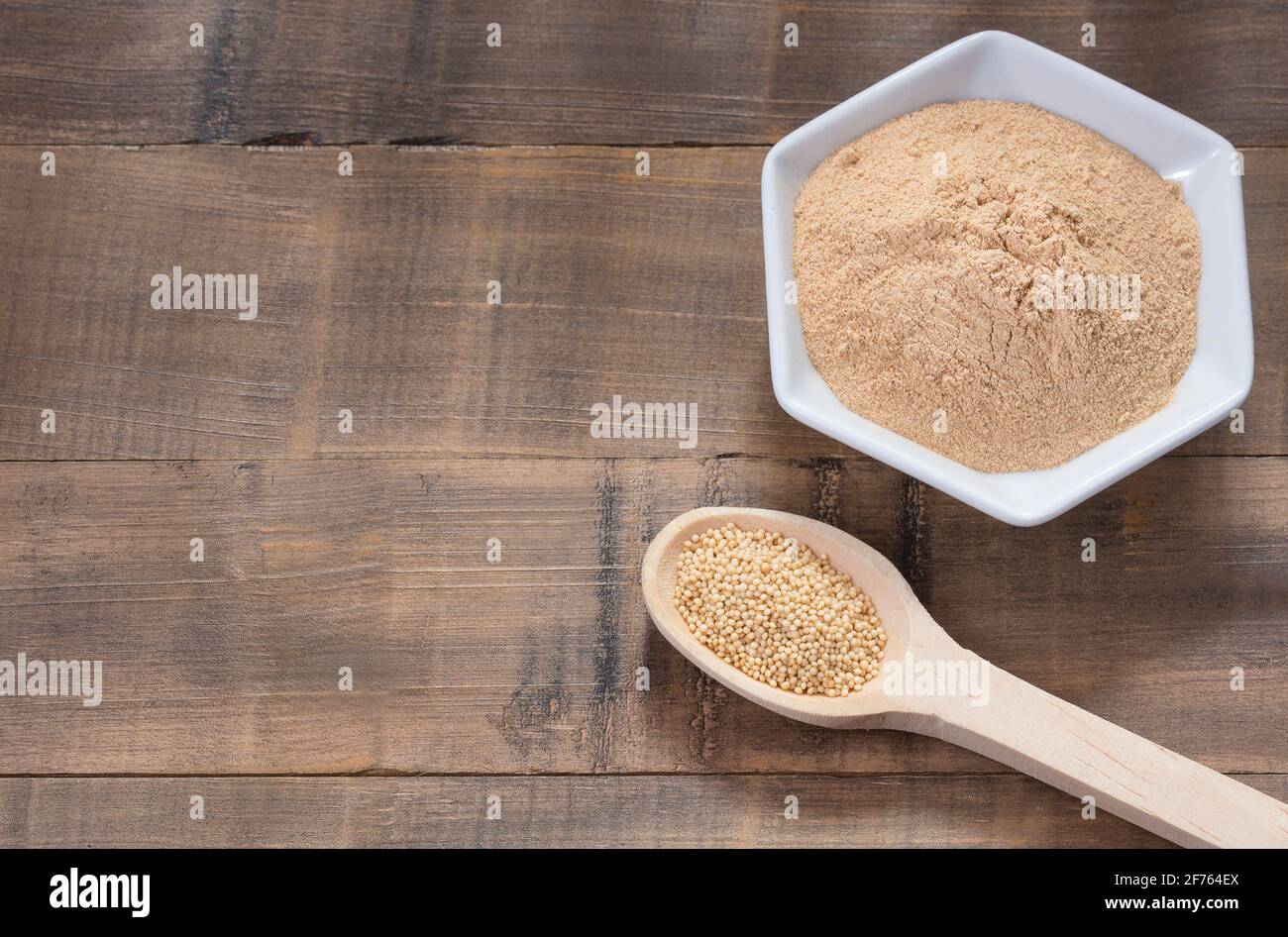 Amaranth seeds and powder - Amaranthus Stock Photo - Alamy