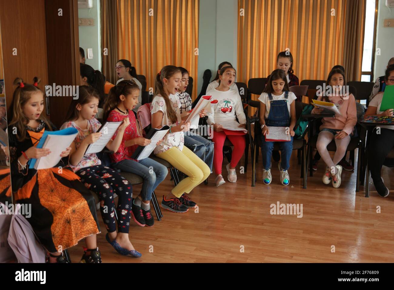 Elementary school children singing hi-res stock photography and images ...
