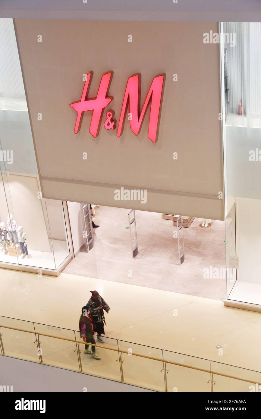 SHANGHAI, CHINA - APRIL 2, 2021 - No customers at a Swedish H&M ...