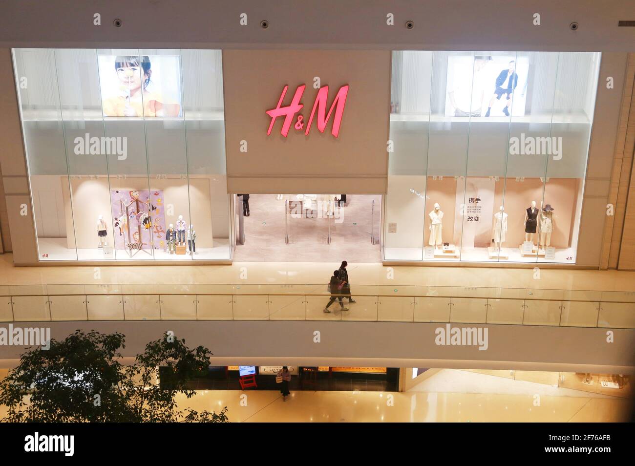 SHANGHAI, CHINA - APRIL 2, 2021 - No customers at a Swedish H&M ...