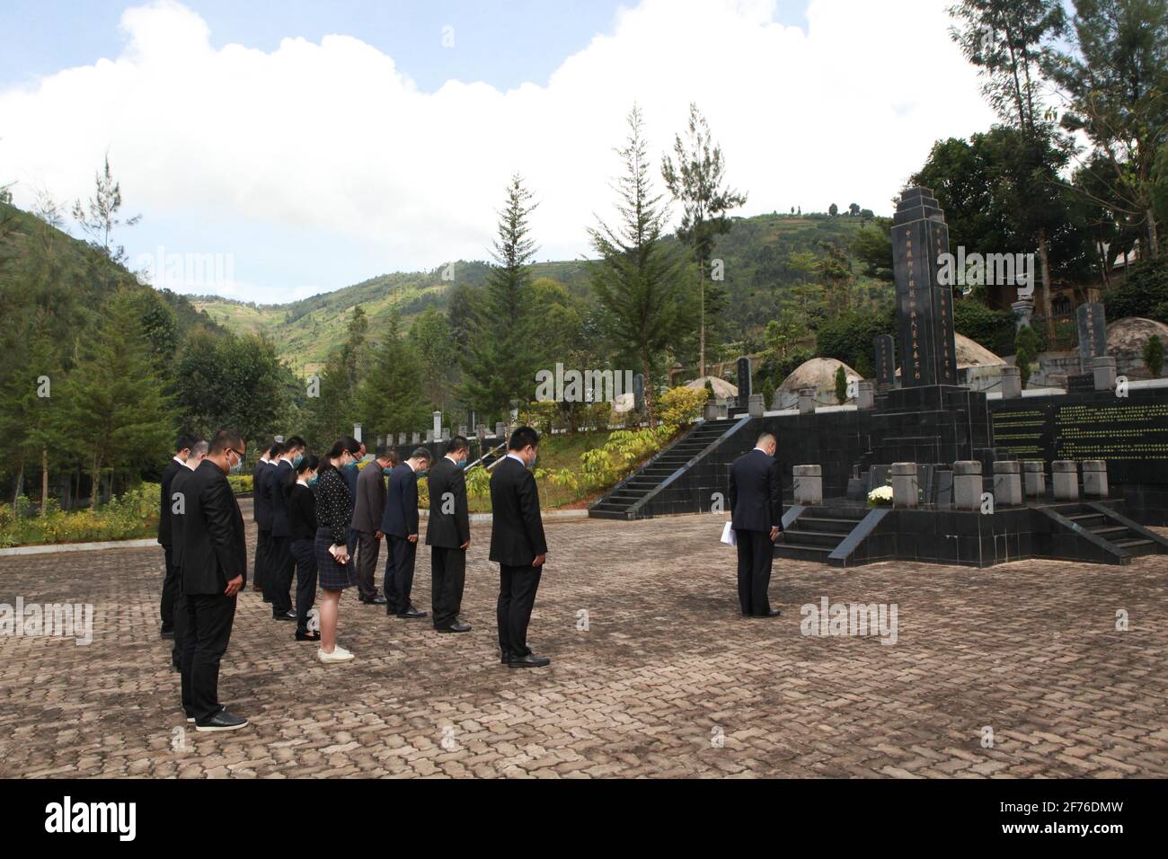 (210405) -- KIGALI, April 5, 2021 (Xinhua) -- Members of the Chinese ...