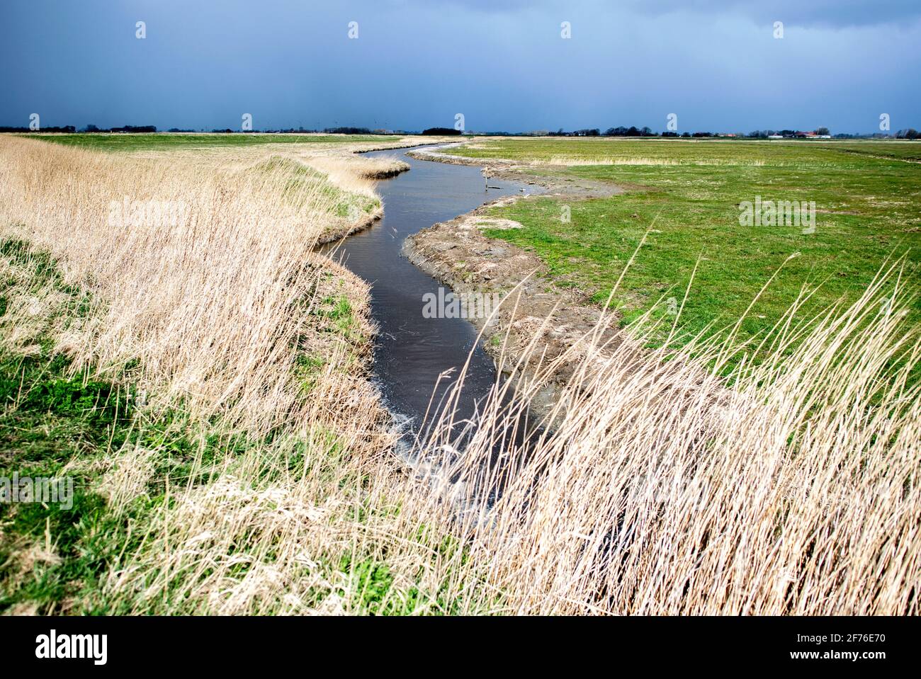 Butjadingen, Germany. 05th Apr, 2021. Dark clouds move in changeable ...