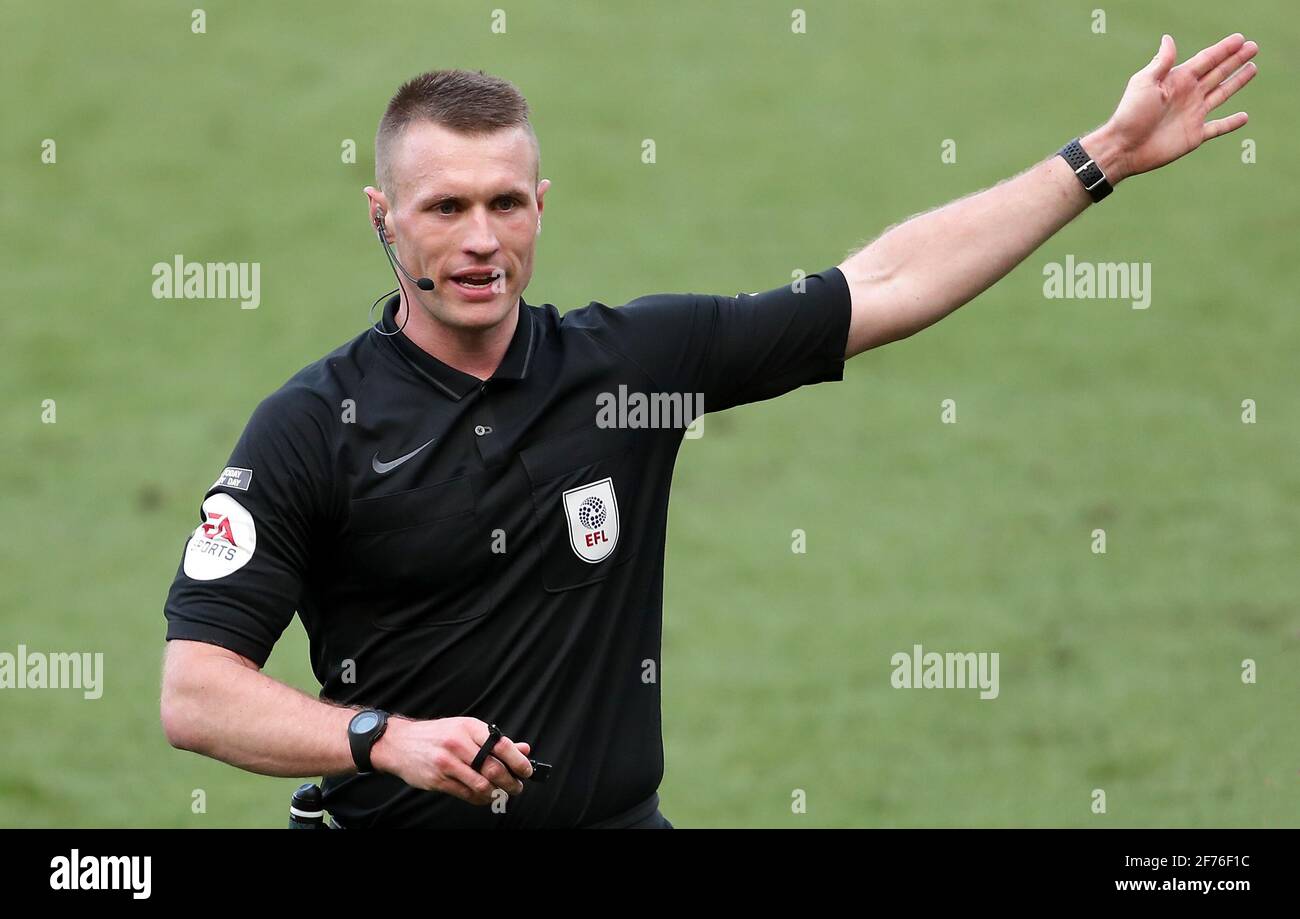 Thomas bramall referee hi-res stock photography and images - Alamy