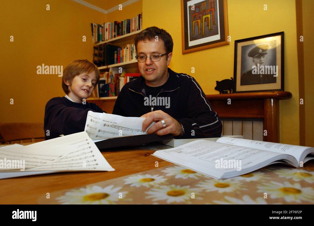 CLINT WITCHALLS AT HOME WITH HIS SON LIAM.26/11/03 PILSTON Stock Photo ...
