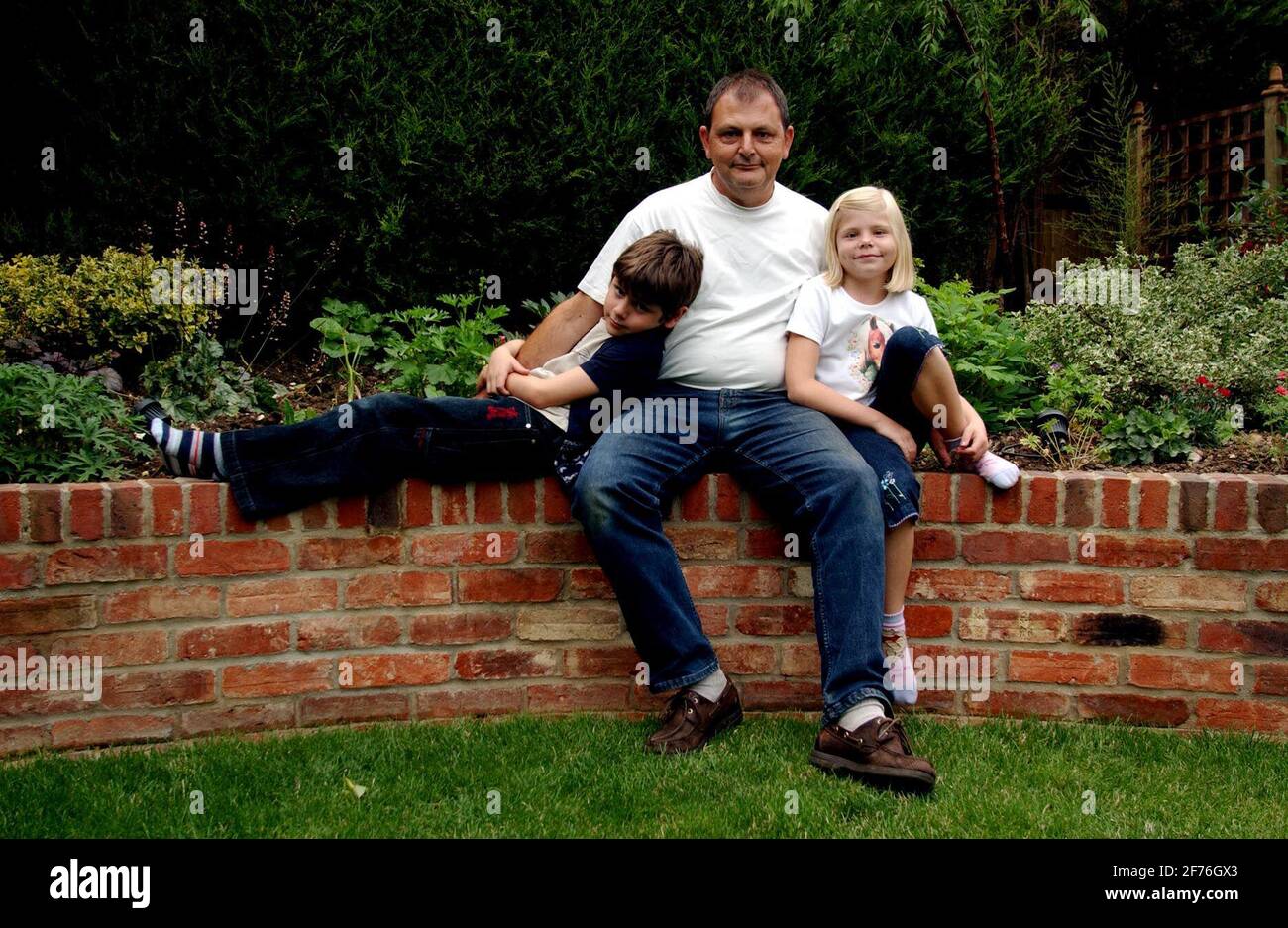 CHRIS SENIOR AND HIS TWO CHILDREN,HARRY AND SOPHIE.21/7/04 PILSTON ...