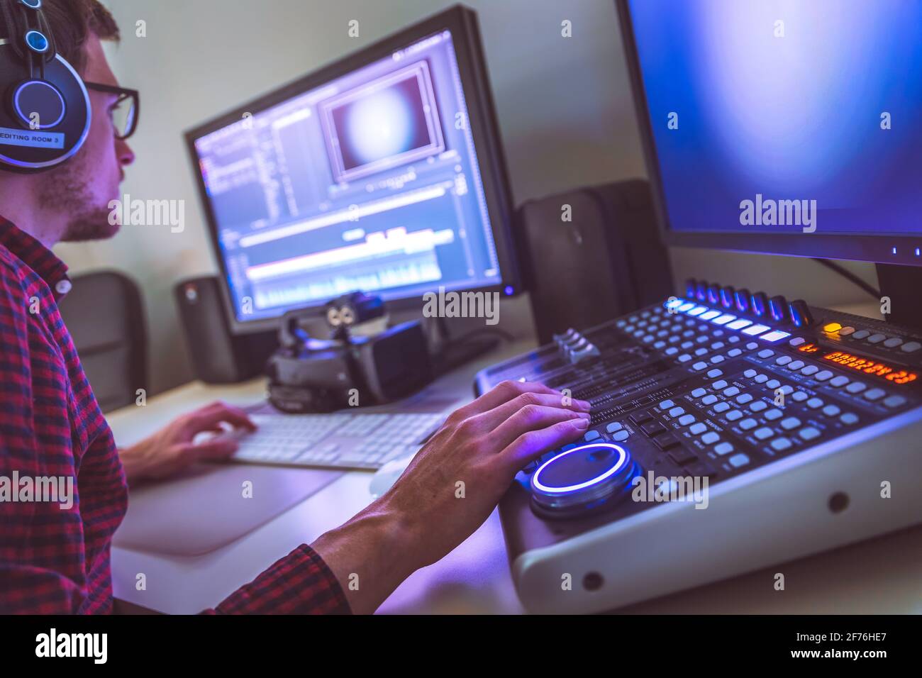 Filmmaker desk hi-res stock photography and images - Alamy