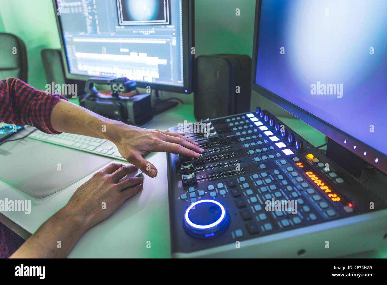 Filmmaker desk hi-res stock photography and images - Alamy