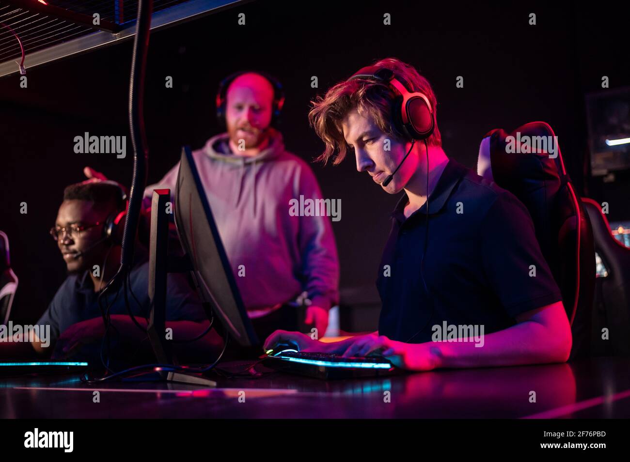 The training base of esports players in the computer club, the guys ...