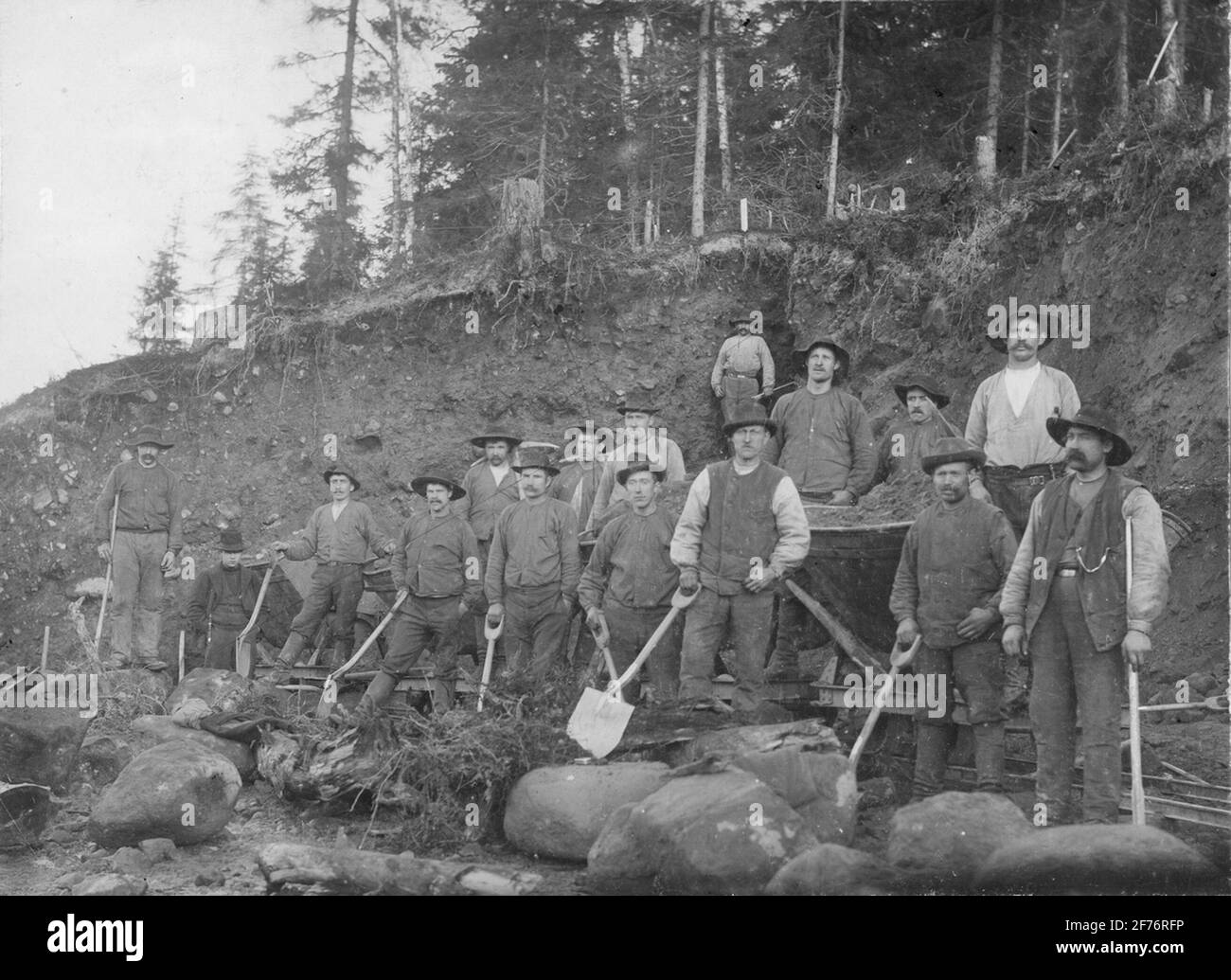 Workers In Construction Of Floating Line Stock Photo Alamy workers-in-construction-of-floating-line-stock-photo-alamy