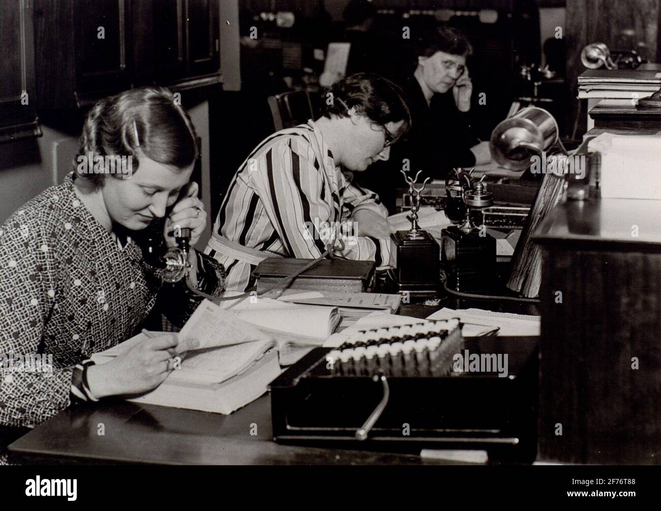Telephone operators 1930s hi-res stock photography and images - Alamy