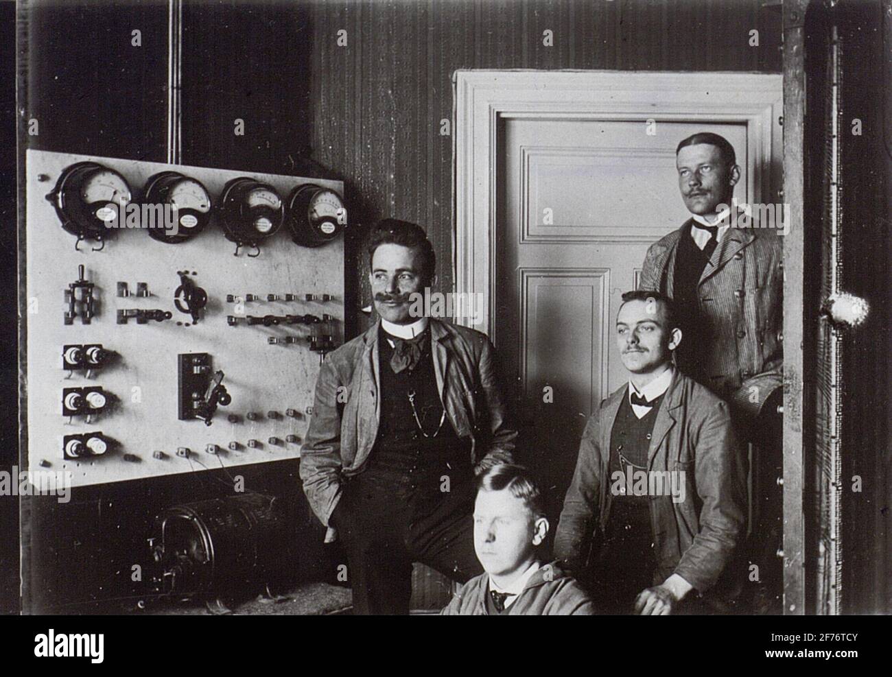 Early 1900s telephone operators hi-res stock photography and images - Alamy