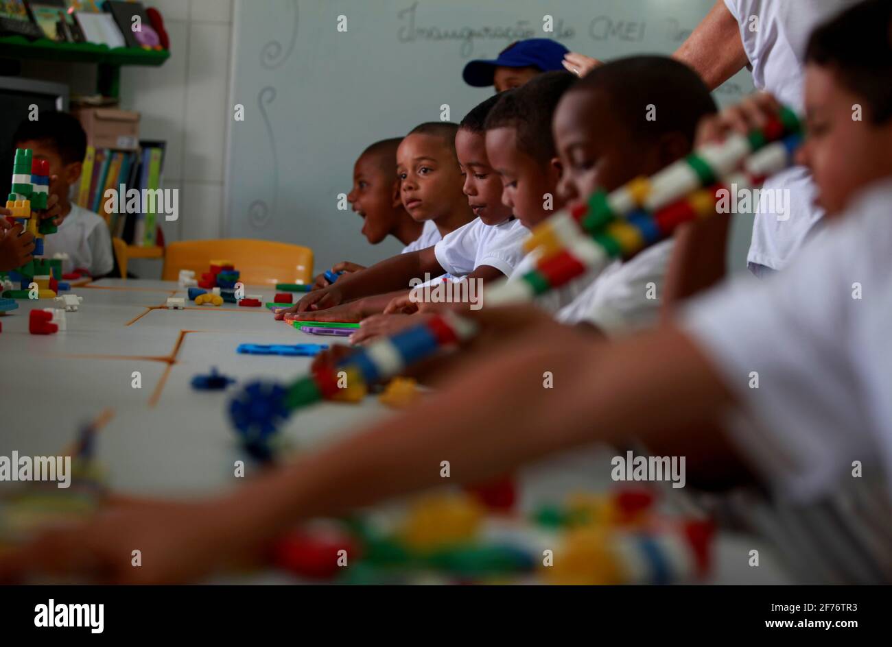 Children eating school lunch brazil hi-res stock photography and images ...